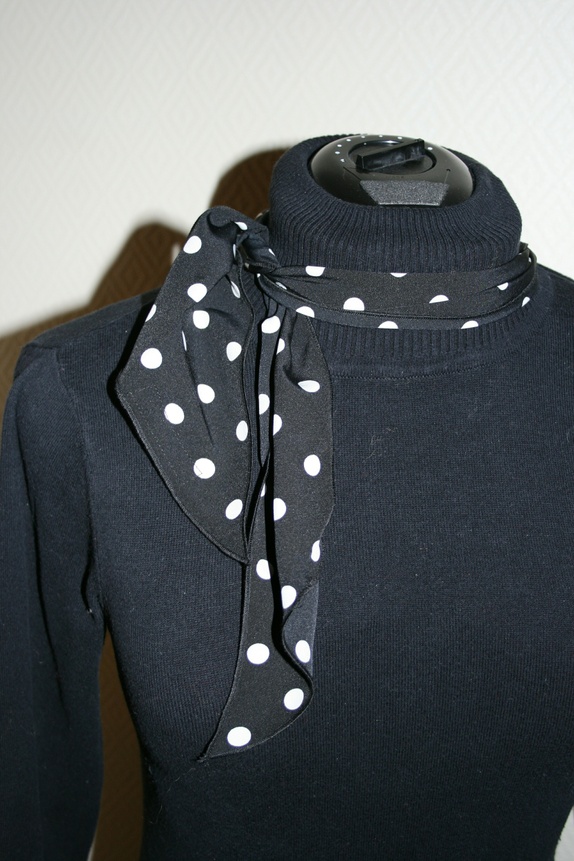 Langt, rett skjerf, svart med hvite prikker - Epla